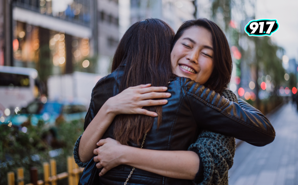 Día internacional del abrazo: ¿Cómo un abrazo te puede ayudar a sentir mejor? - Premier 91.7FM